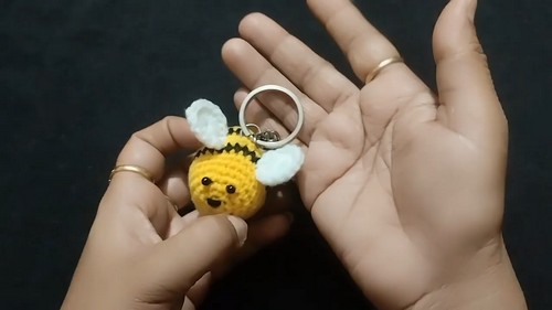 Cutest Crochet Honey Bee Keychain Pattern - Amigurumiy